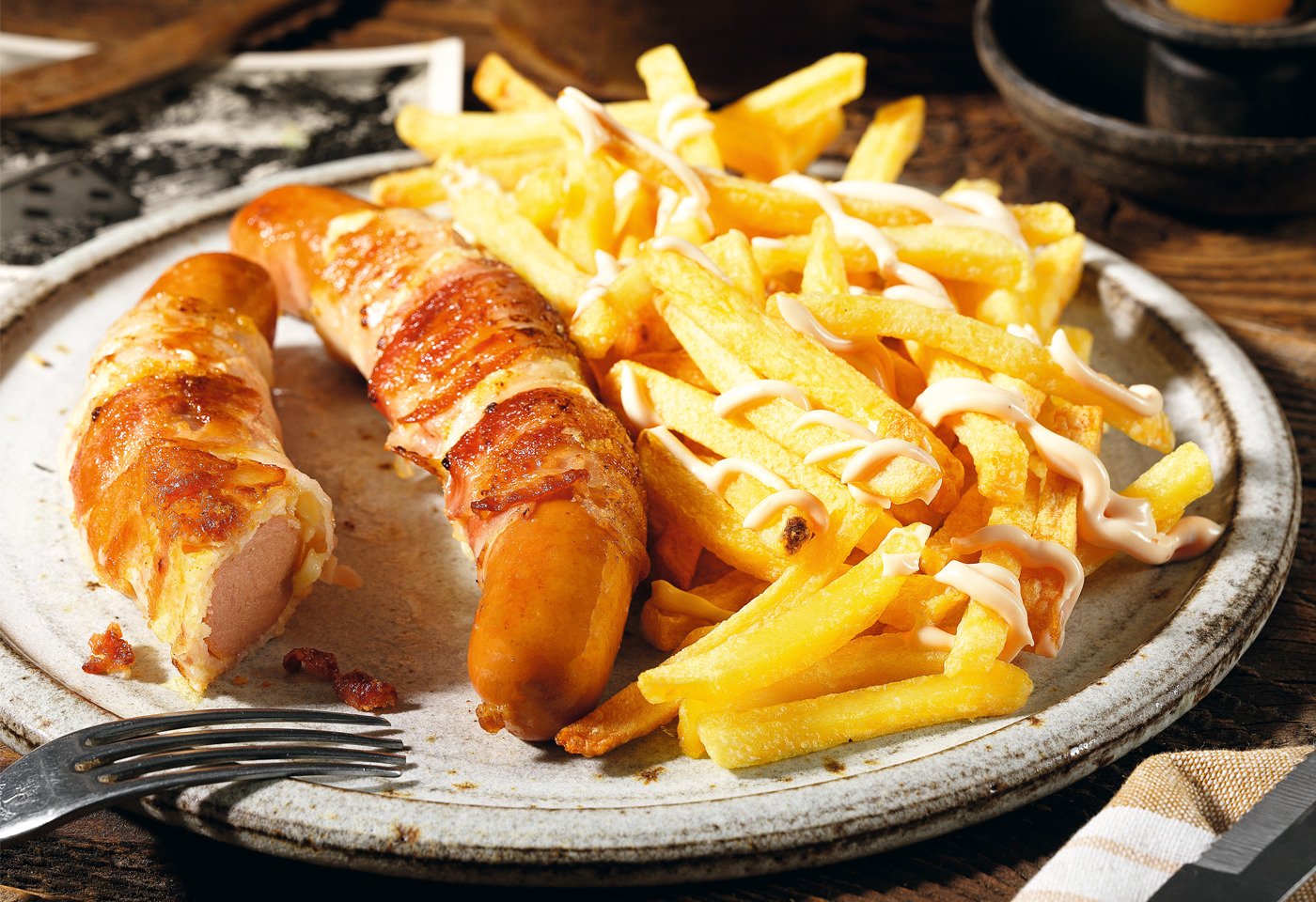 Berner Würstel De Luxe mit Honig-Gurkerl-Relish und Trüffelpommes ...