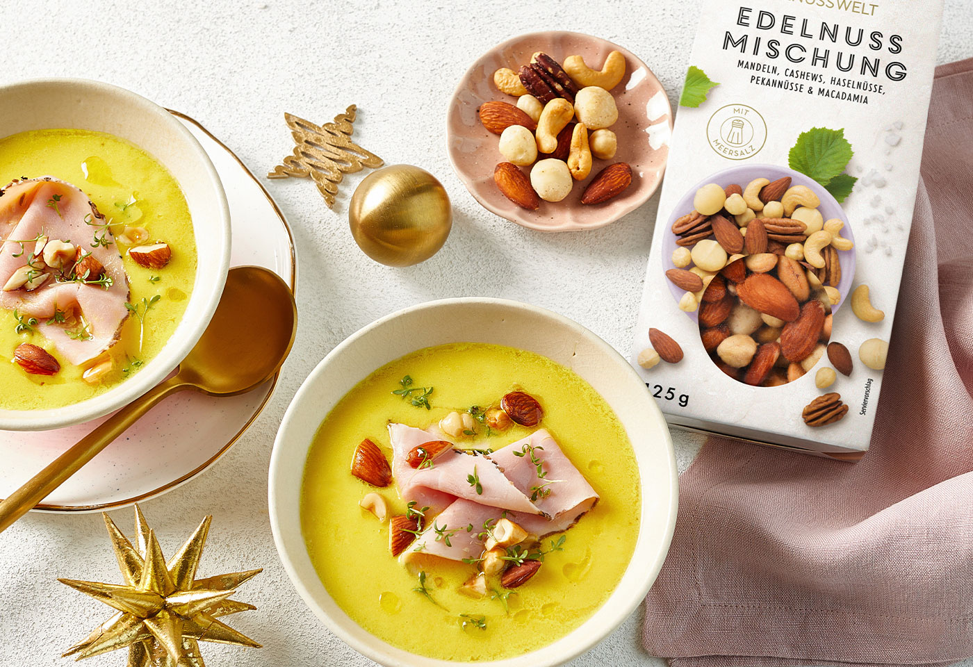 Gelbe Paprikasuppe Mit Edelnüssen Und Trüffelschinken Frisch Gekocht